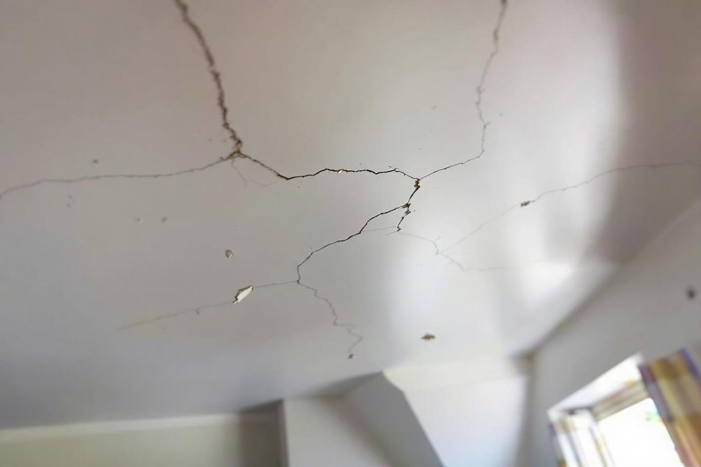 Votre plafond s'effrite ? L’erreur que presque tout le monde fait en ...